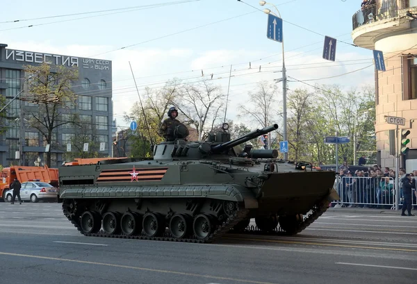 The BTR-82 is an 8x8 wheeled amphibious armoured personnel carrier (APC ...