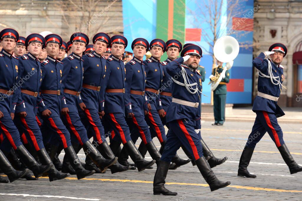 MOSCÚ, RUSIA-7 DE MAYO DE 2021: Cosacos del Ejército del Gran Don durante el ensayo general del ...