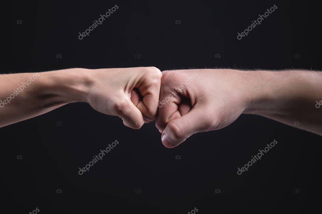 Un puñetazo o fuerza de cinco es un gesto de respeto o aprobación. Un ...