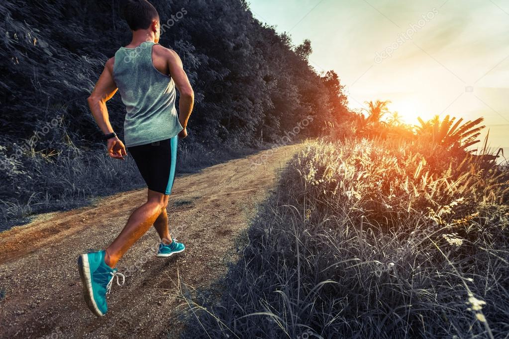 Courir dans une forêt — Photo de stock par ©mihtiander - 102181774