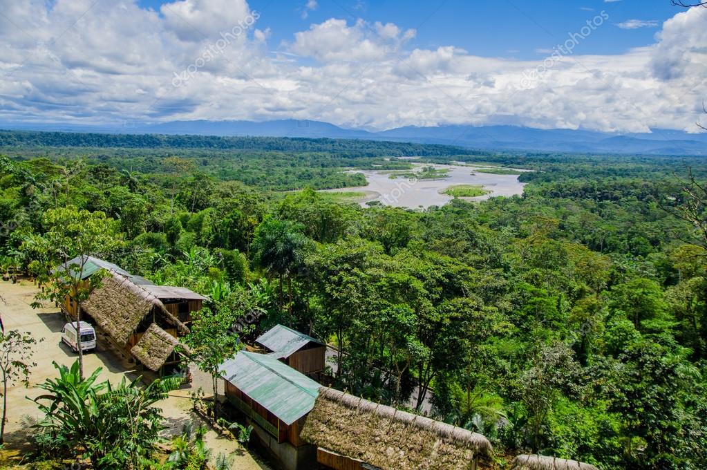 Fantástica vista panorámica del valle de la selva amazónica con río y ...