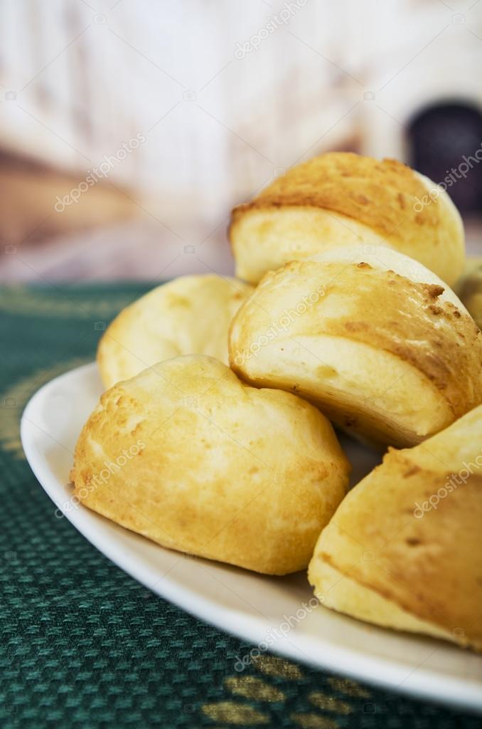 Bollos de pan fresco apilados, elegante plato blanco sentado en paño de ...