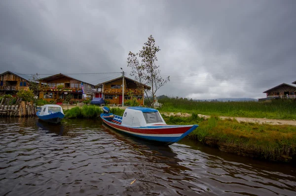 PASTO, COLOMBIA - 3 DE JULIO DE 2016: algunos barcos de colores ...
