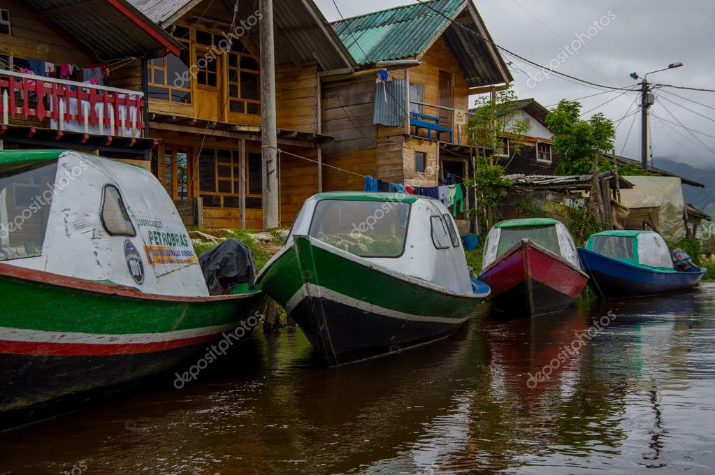 PASTO, COLOMBIA - 3 DE JULIO DE 2016: algunos barcos de colores ...