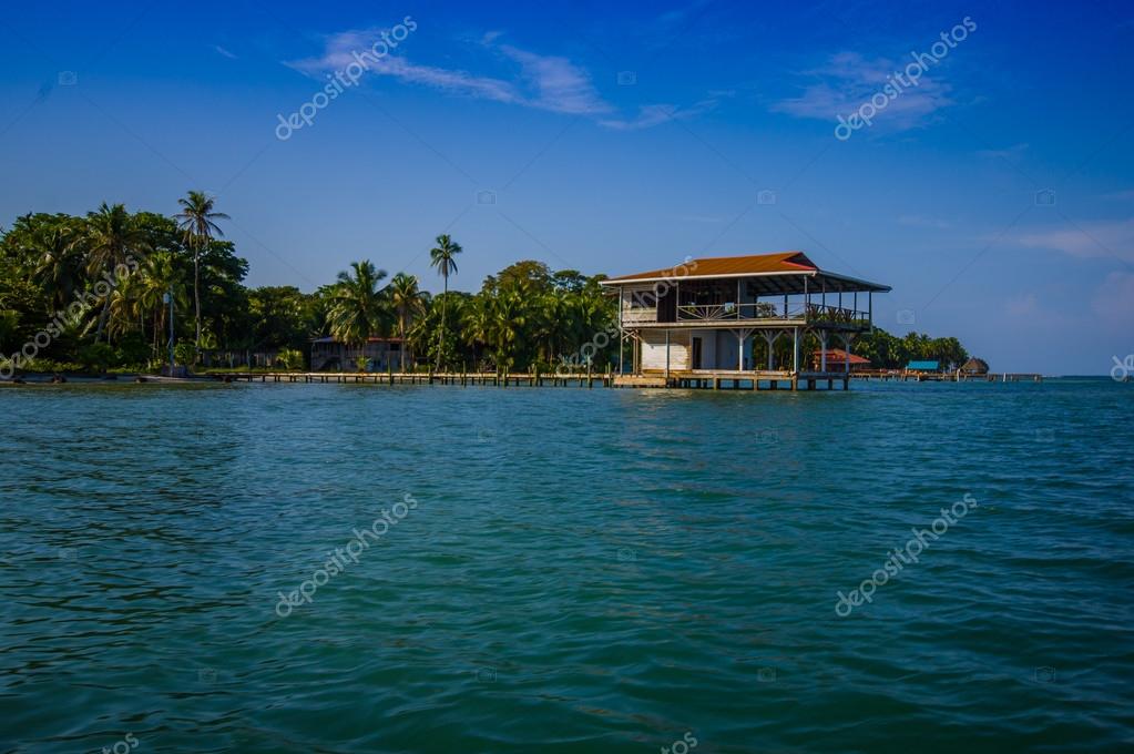 ISLA COLON, PANAMÁ - 25 DE ABRIL DE 2015: La isla de Colón es la isla ...