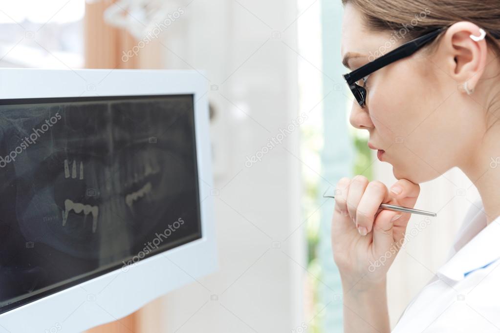 Female dentist looking teeth on digital X-Ray computer monitor — Stock ...