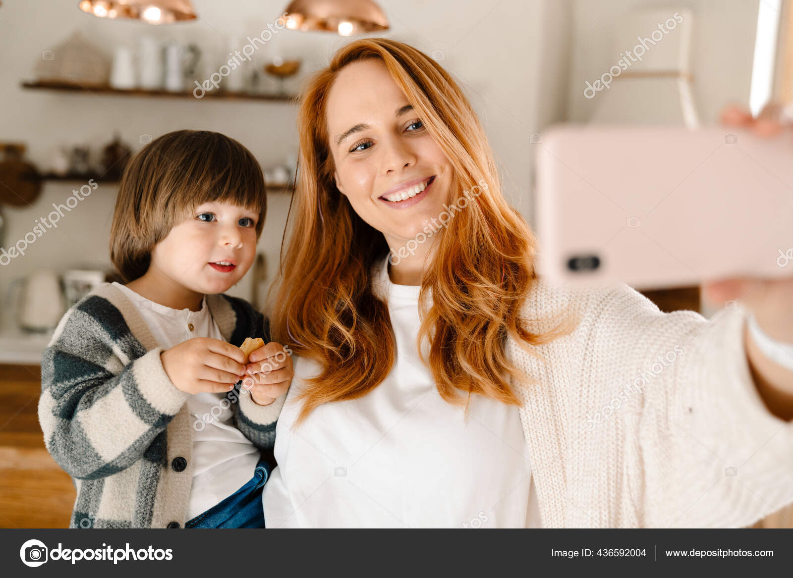 Imagen Una Joven Madre Feliz Tomando Una Selfie Con Hijo — Foto de stock #436592004 © Vadymvdrobot