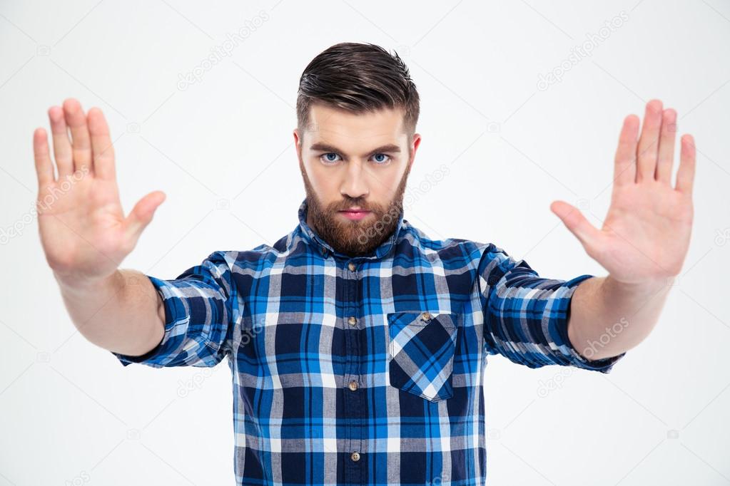 Hombre mostrando gesto de stop con palmas 2022