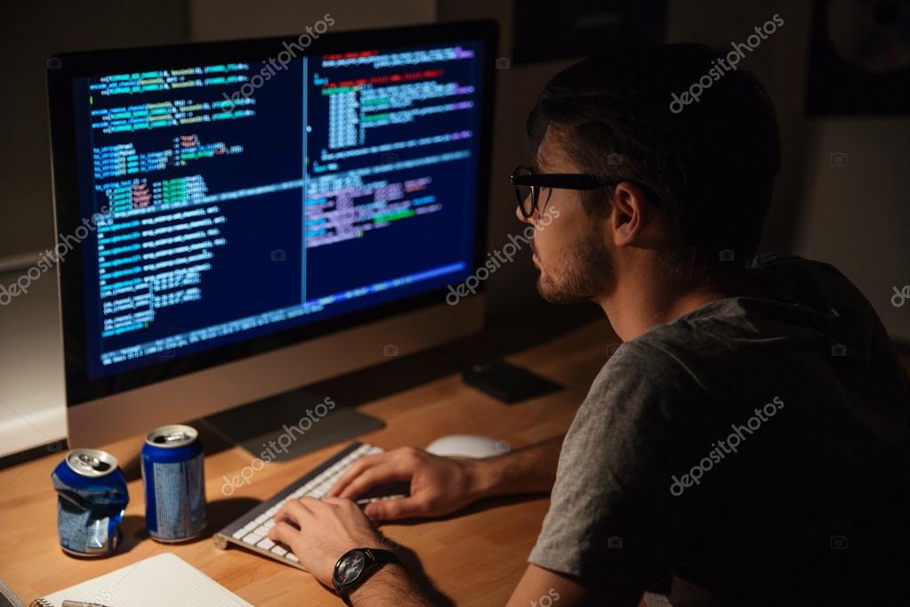 Programador reflexivo codificación en la noche en casa: fotografía de ...