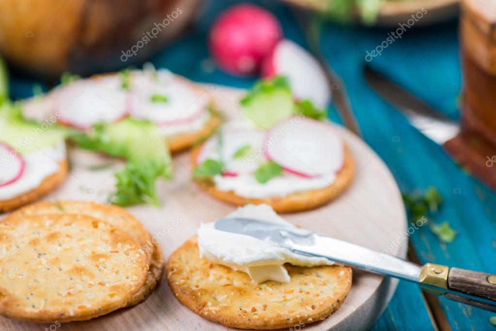 Snacks saludables, galletas con requesón y verduras frescas 2023