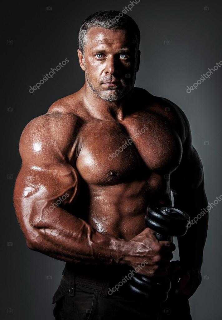 Bodybuilder posing Stock Photo by ©Lebval 62394837