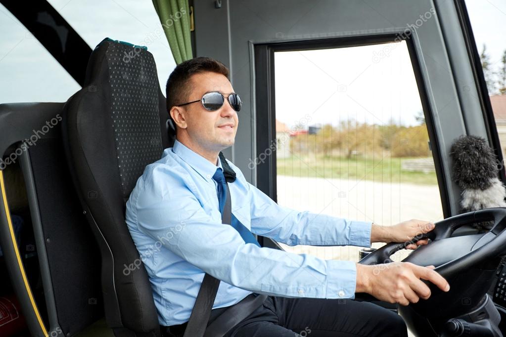 conductor feliz conducción autobús interurbano 2023