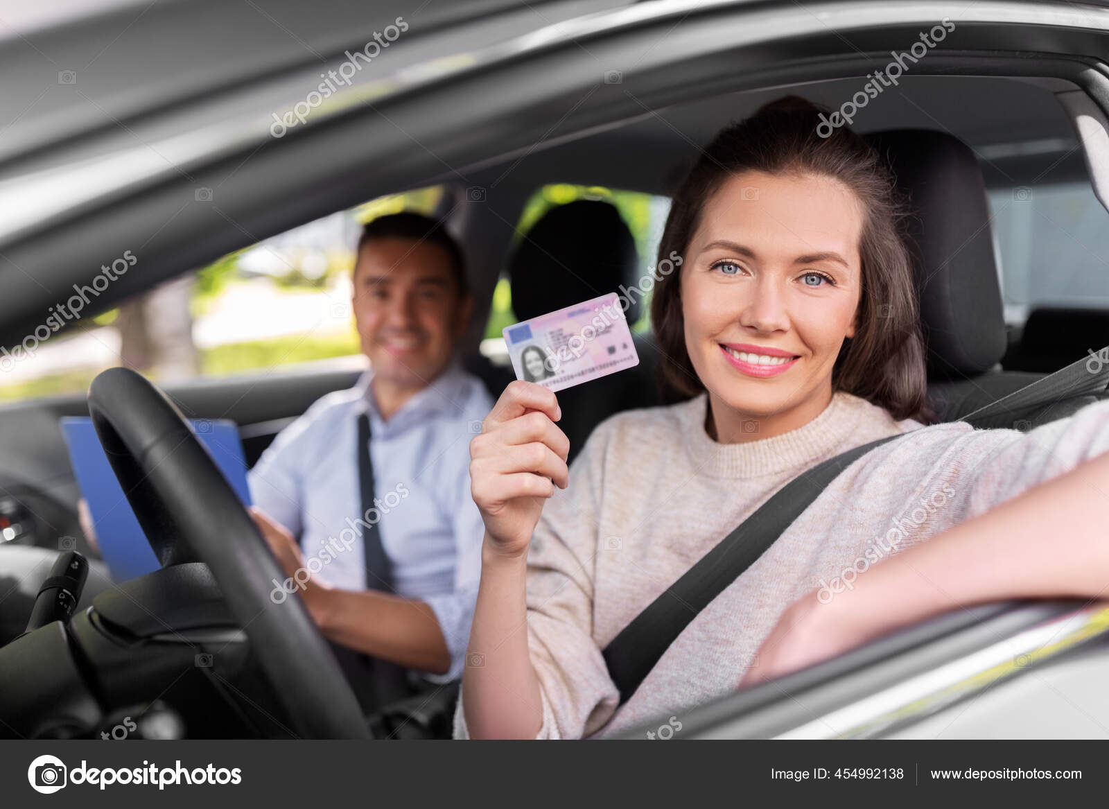 Coche instructor de conducción y conductor con licencia — Foto de stock ...