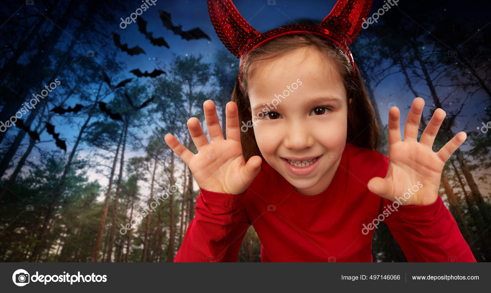 Disfraz de chica con cuernos de diablos en Halloween — Foto de stock ...