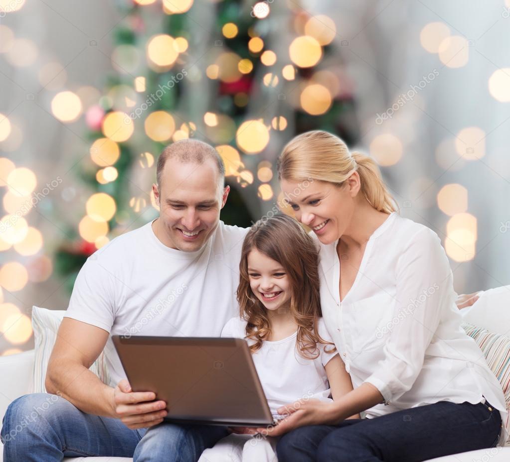 Smiling family with laptop Stock Photo by ©Syda_Productions 54851545