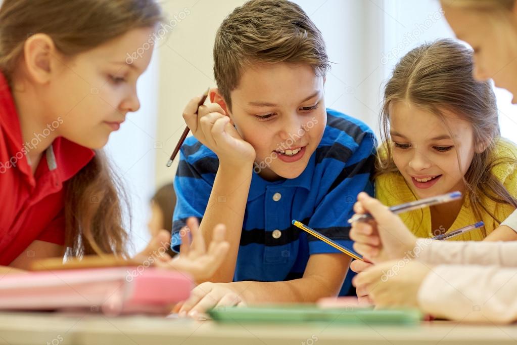 Grupo de estudiantes hablando y escribiendo en la escuela — Foto de ...