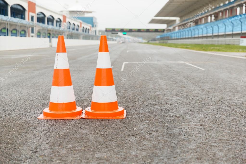 conos de tráfico en la pista de velocidad del estadio 2023