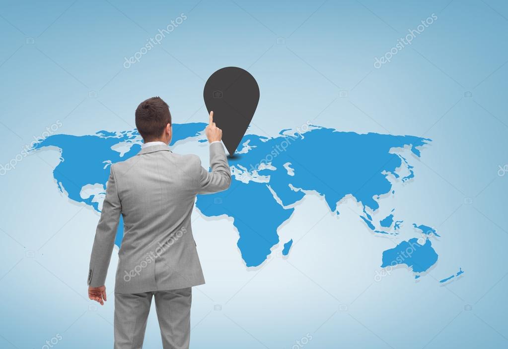 hombre de negocios se alando dedo para marcar en el mapa del mundo 2024
