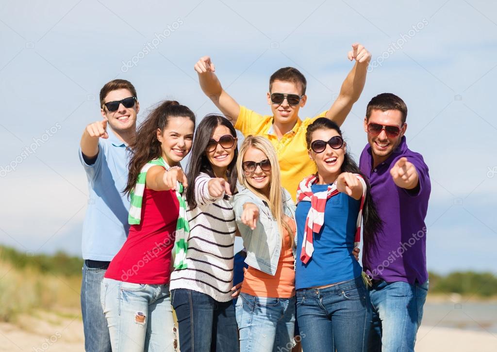 grupo de amigos felices abrazándose en la playa 2023