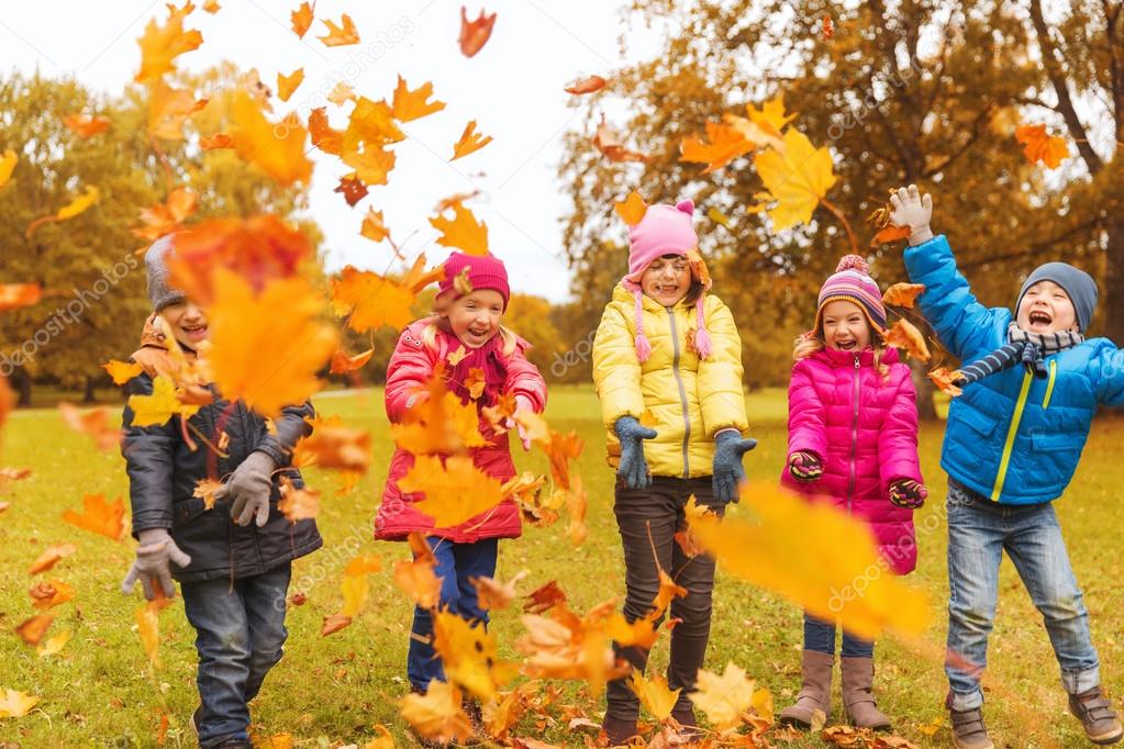 crianças felizes brincando com folhas de Outono no parque — Fotografias ...