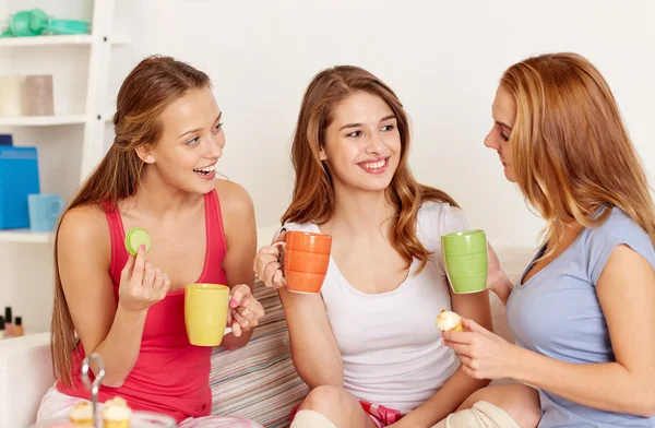 Personas tomando té fotos de stock, imágenes de Personas tomando té sin ...