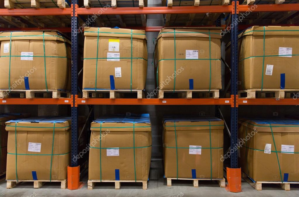 cajas de carga almacenadas en los estantes del almacén 2022