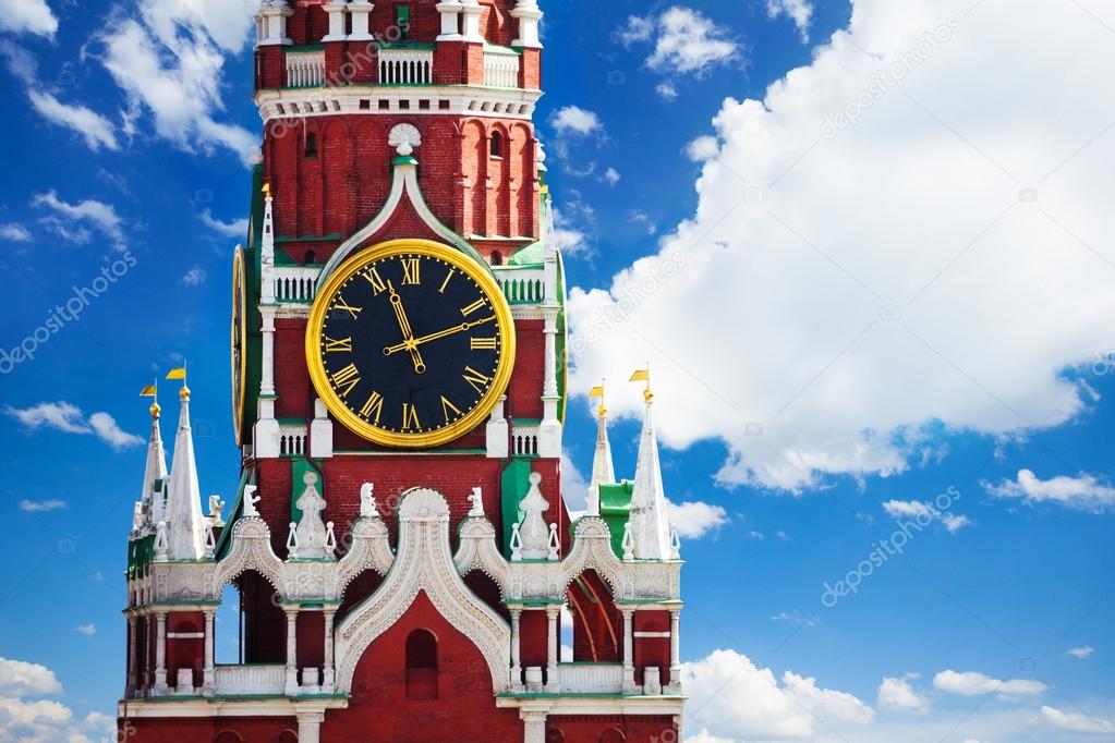Kremlin Spasskaya tower with clock – Stock Editorial Photo © serrnovik ...
