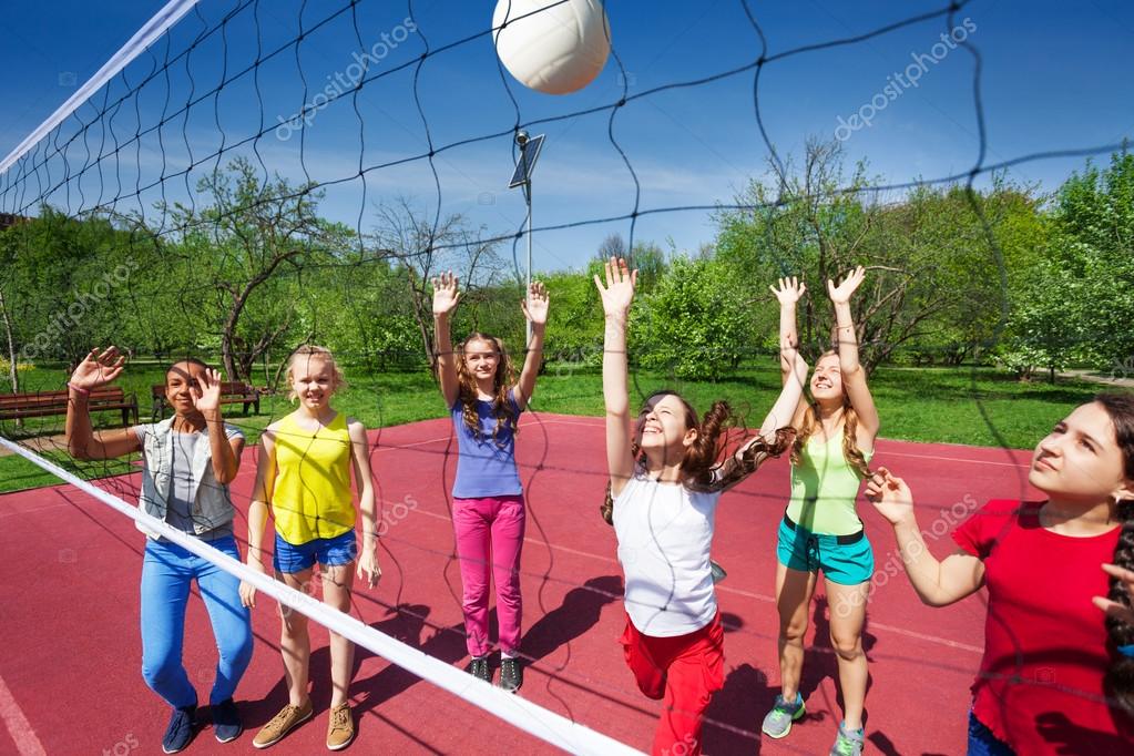 Juego de voleibol con los niños de jugar — Fotos de Stock © serrnovik ...