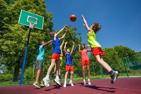 Fotos de Niños jugando baloncesto de stock, imágenes de Niños jugando ...