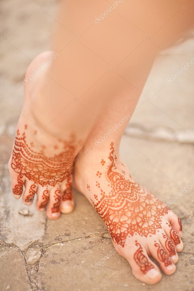 Henna On Womans Legs. Mehndi, application of henna as skin decor ...