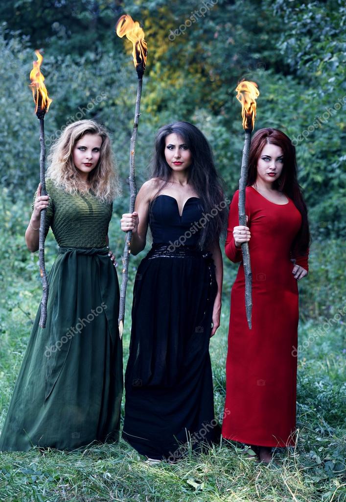Tres brujas con antorchas fotografía de stock © mallivan 120220638 ...