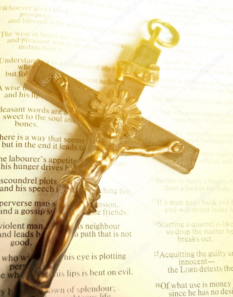 Salib dengan Yesus Kristus yang disalibkan di Alkitab terbuka — Foto ...