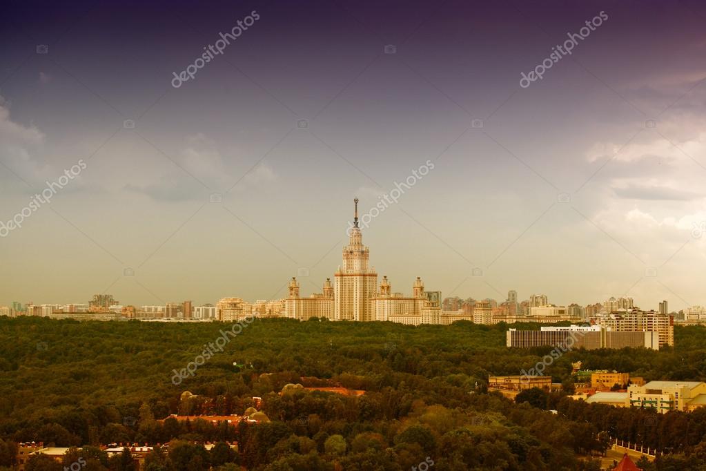 El edificio de la Universidad Estatal de Moscú en Moscú 2024