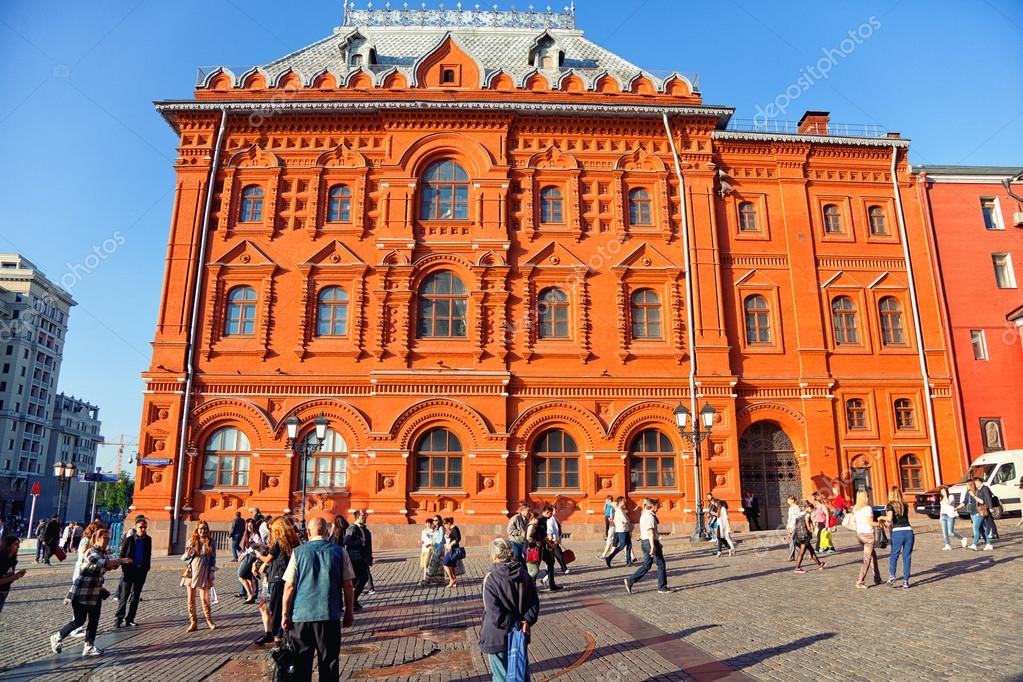 MOSC , RUSIA - 25 DE MAYO DE 2015: Los turistas caminan por la Plaza ...