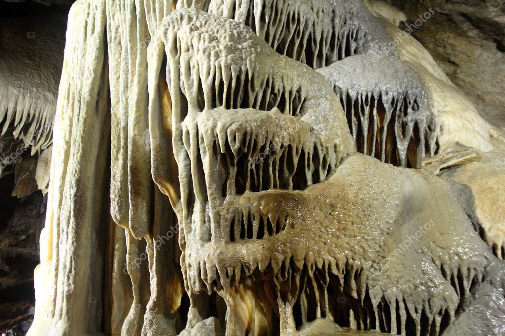 Las Cuevas de Han-sur-Lesse son una importante atracción turística ...