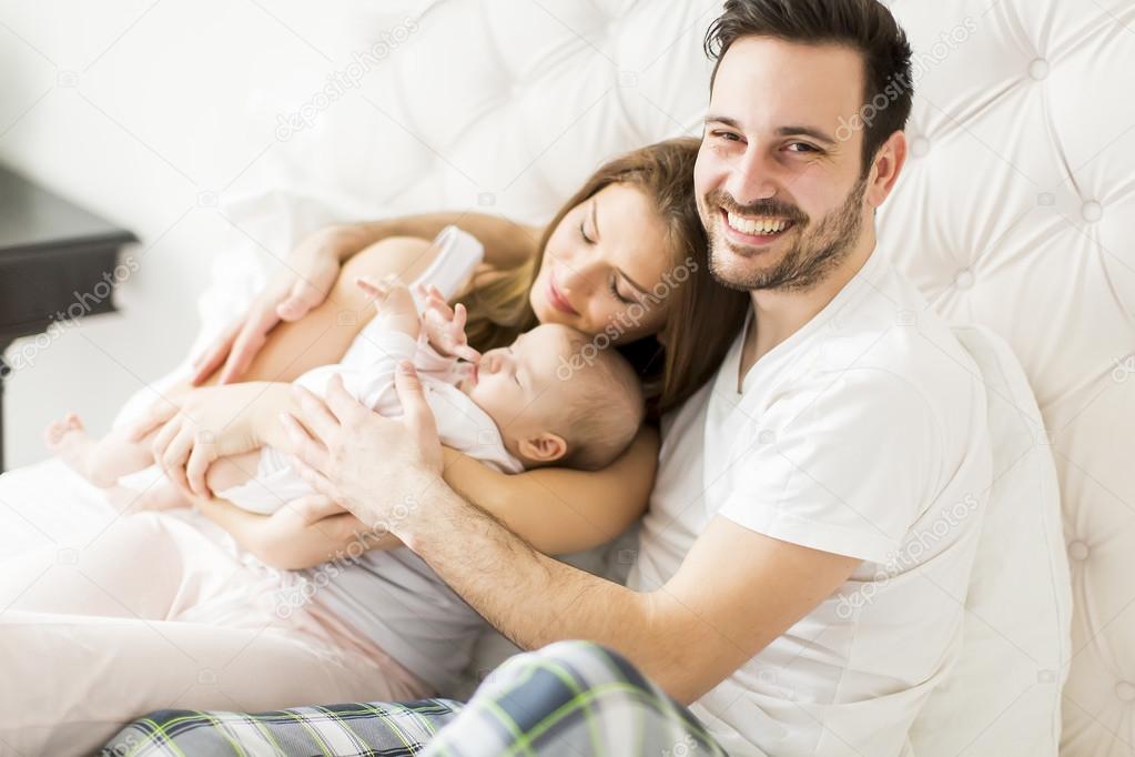 Familia Feliz Con El Bebé Fotografía De Stock © Boggy22 112739064 Depositphotos