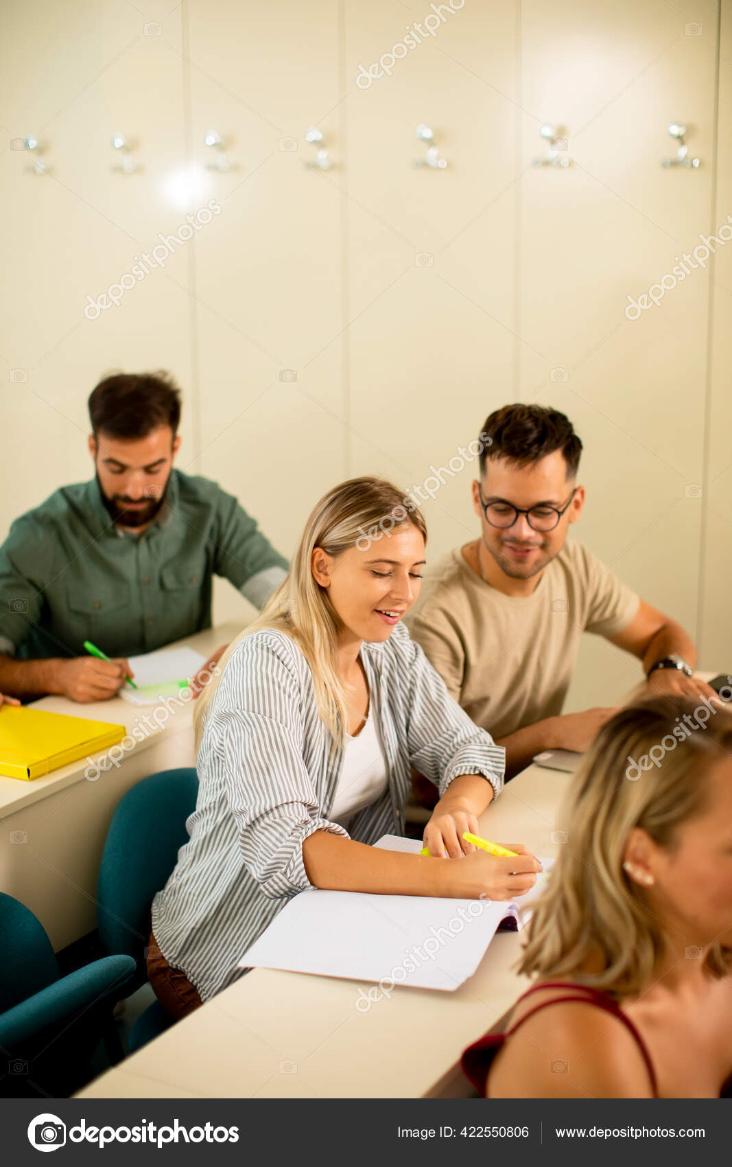Grupo Estudiantes Universitarios Aula: fotografía de stock © boggy22 ...