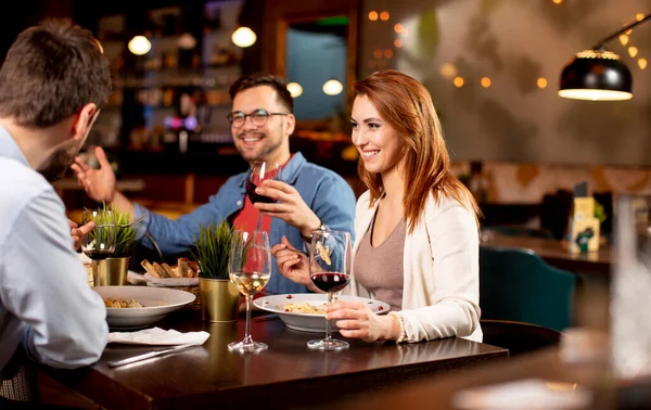 Couple homme et femme au restaurant images libres de droit, photos de ...