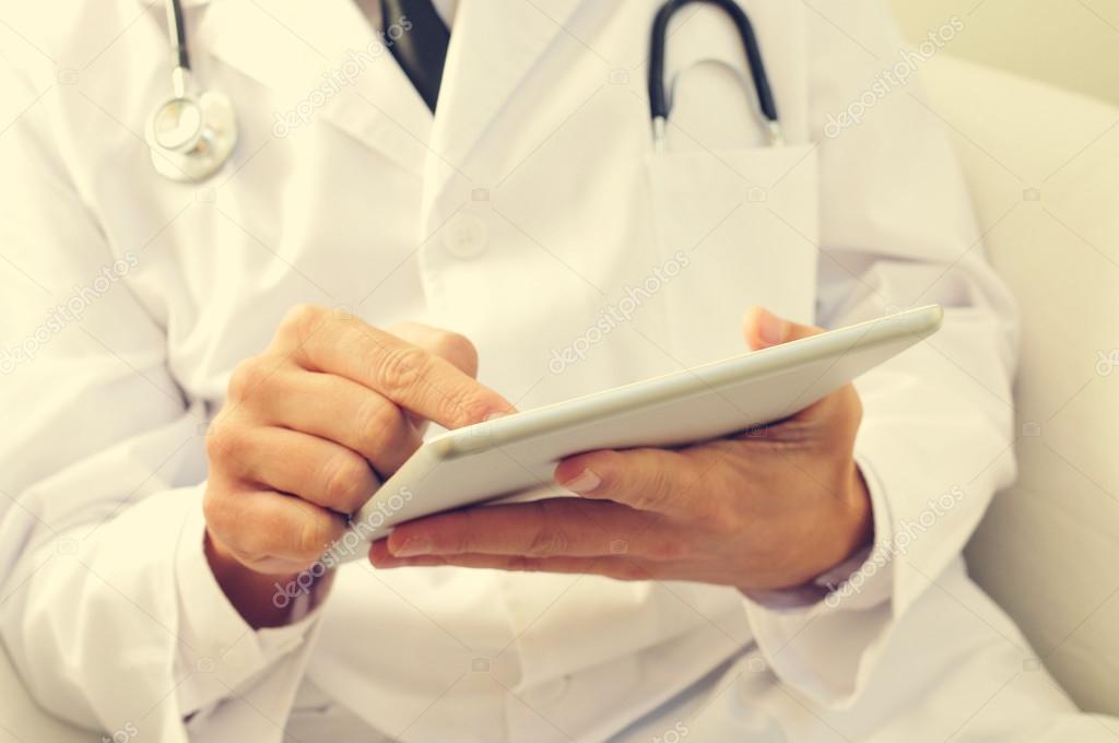 Médico usando una tableta 2024