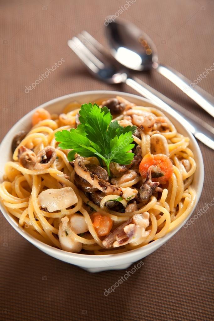 Espaguetis de mariscos con aceitunas — Foto de stock #63316221 © ivanmateev