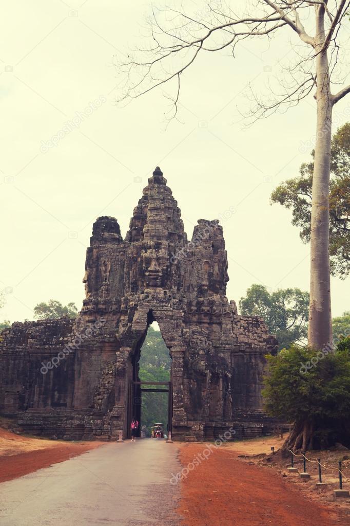 Southern gate to Angkor Thom, Cambodia — Stock Editorial Photo ...