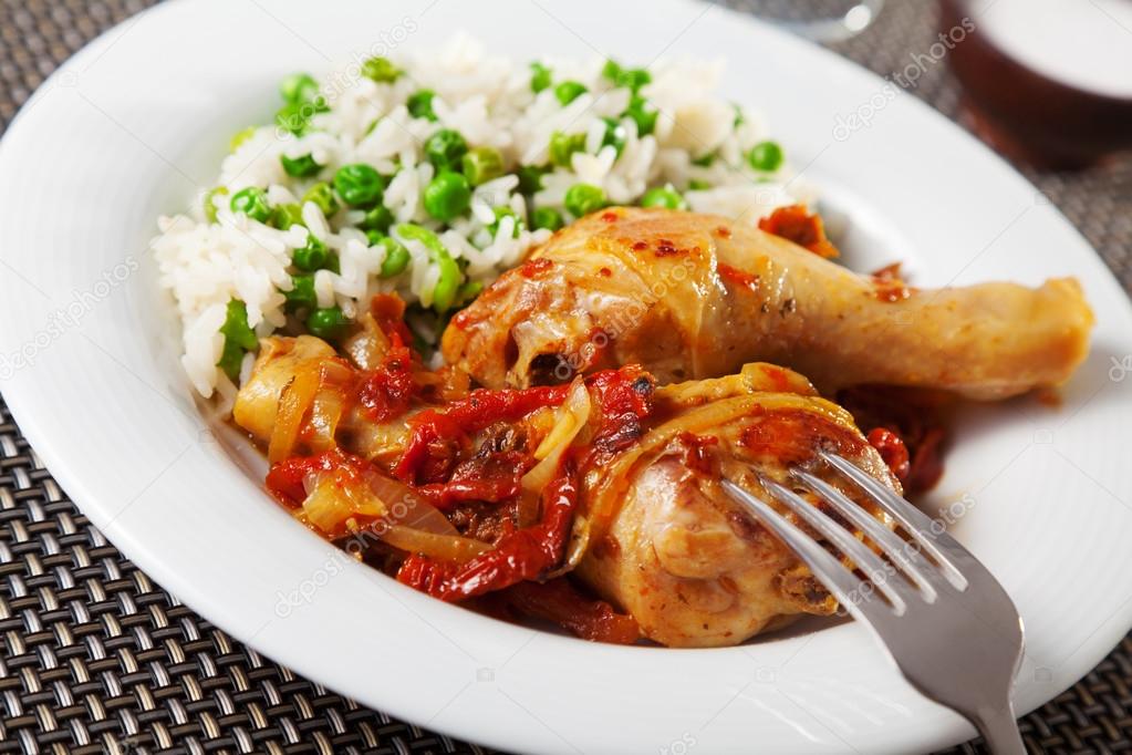Poulet avec riz et sauce tomate — Photo #82330502