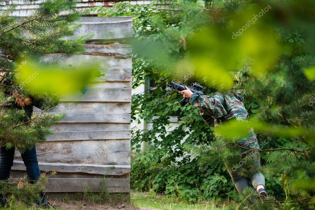 Laser tag juego al aire libre — Foto de stock © smspsy #122682260