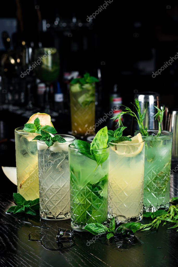 Set de limonadas verdes de verano con menta, hielo y fruta. Selección ...