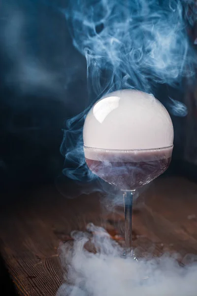 Sabor Blaster trébol club cóctel en el humo Cóctel de alcohol en el ...