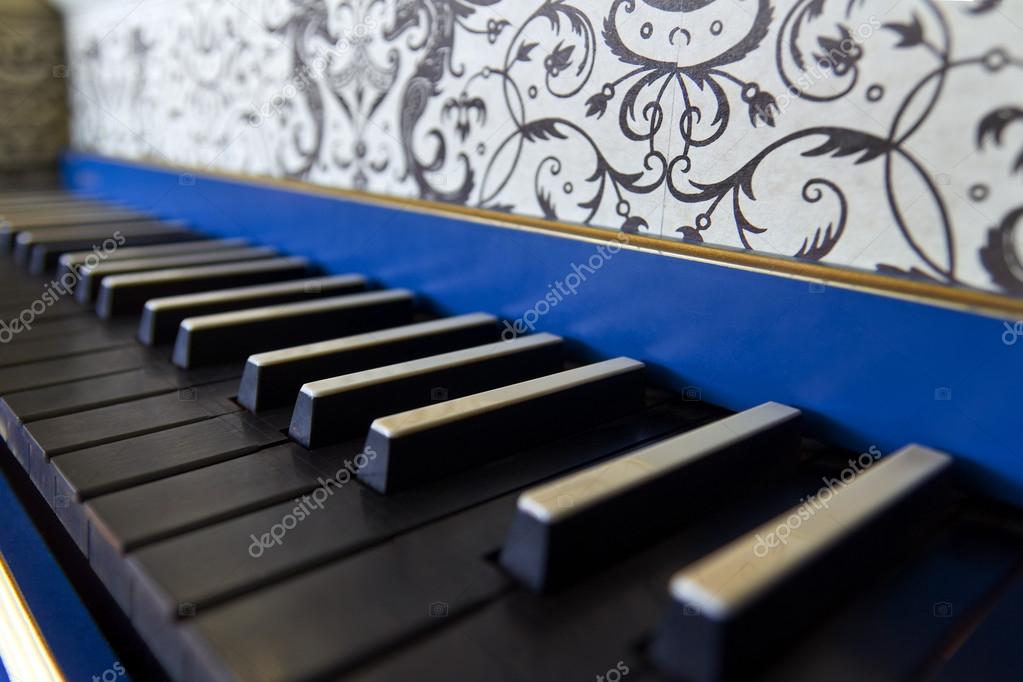 Old harpsichord keyboard, close-up view Stock Photo by ©nikolaev 72275869