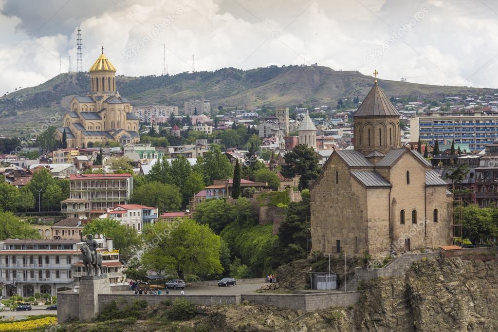 TBILISI, GEORGIA - 07 DE MAYO DE 2016: Puente sobre el río Tbilis 2023