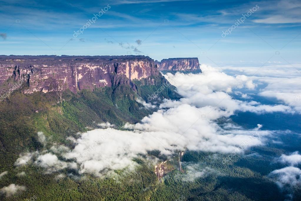 Vista o tepui Roraima em tepui Kukenán no nevoeiro - Venezuela, América ...