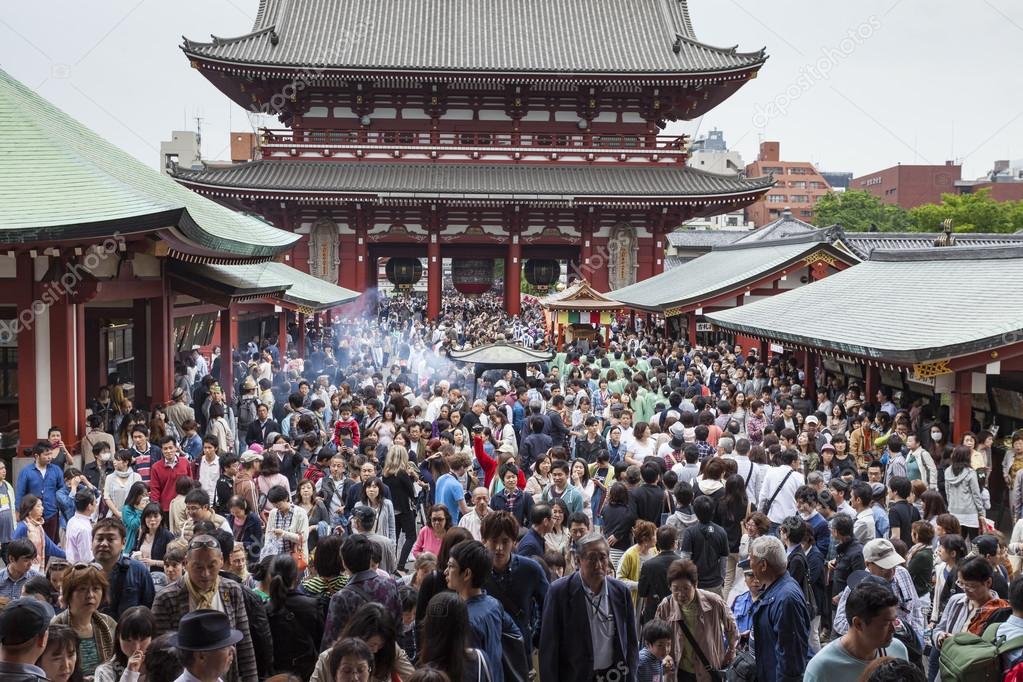 Tokio, Japón - 2 de mayo: multitud de gente japonesa caminando ...