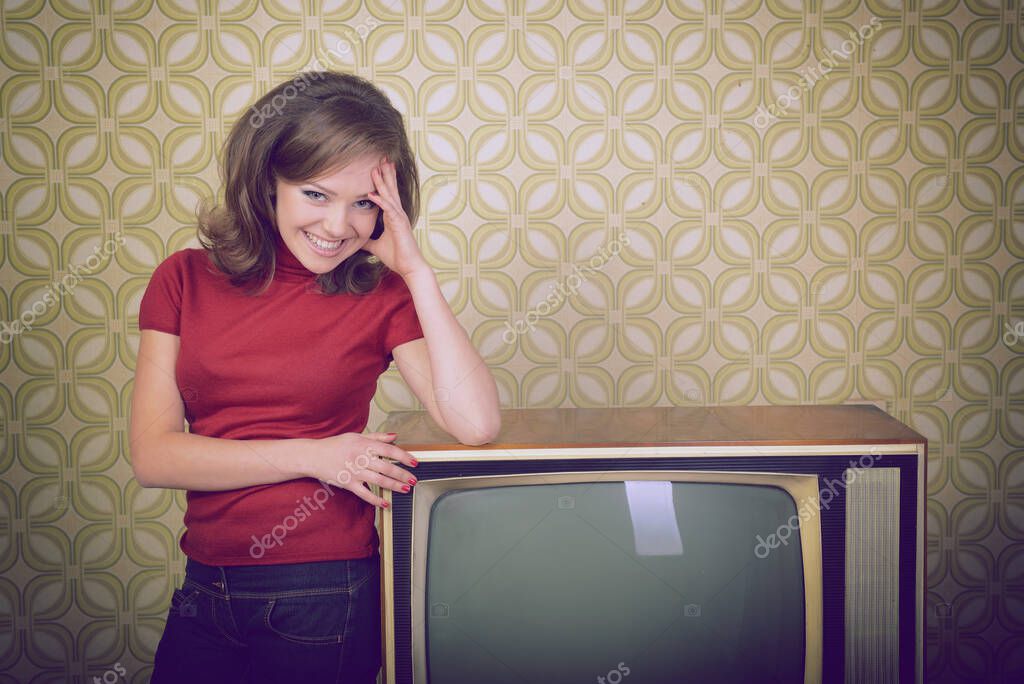 Joven mujer ext tica sonriente mirando a la c mara en la habitaci n con papel pintado vintage y ...